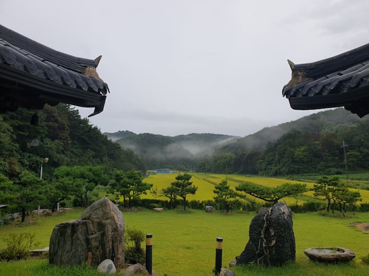 영덕 강구항 바닷가 한옥스테이 한존재｜아궁이황토방 독채·불멍·잔디정원·바베큐·텃밭체험 - 영덕군