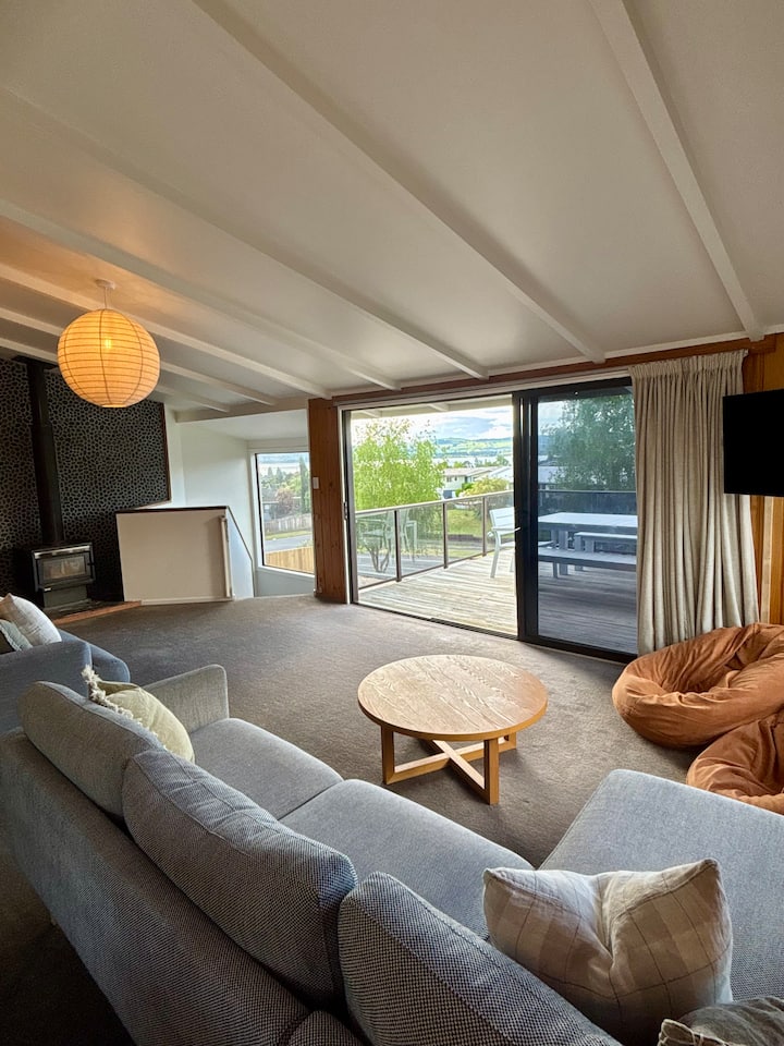 Spacious Taupō Home With Lake Views - Taupo