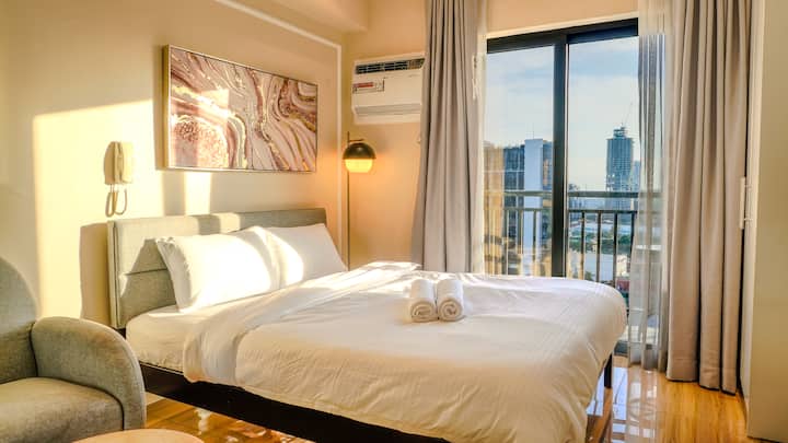 Modern & Elegant Unit W/ Pool + Balcony View - Lahug