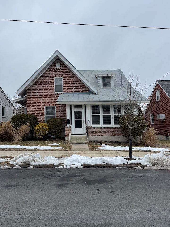Walk To Downtown | 4br Single W/ Parking & Nursery - Phoenixville, PA