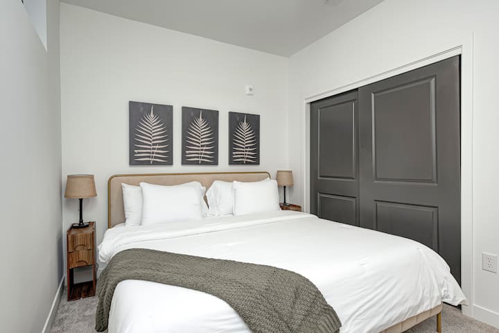 Butterfly Haven - 1 King Bed/1bth Studio - Noblesville, IN