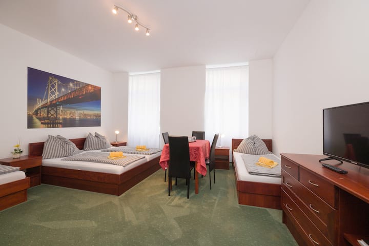 Sauberes 4 Bett Zimmer In Top Lage U1 Keplerplatz - Viena
