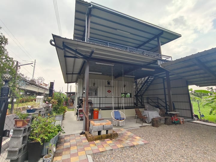 住址
竹田三山路6-18號
高架火車鐵軌旁
“竹田618民宿”
可看整列(彩繪)火車,邀您來住宿。 - 屏東市