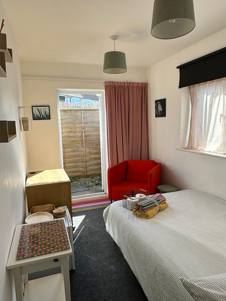 Private Access Self Contained Bedsit - Bristol