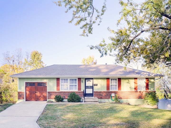 Bright 3br Home W/ Office, Deck & Yard – Near Kc - Independence, MO
