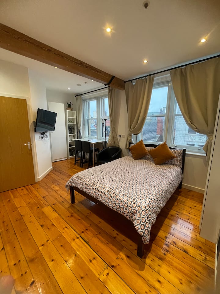 Modern Studio, Top Floor, King Street Views - Nottingham