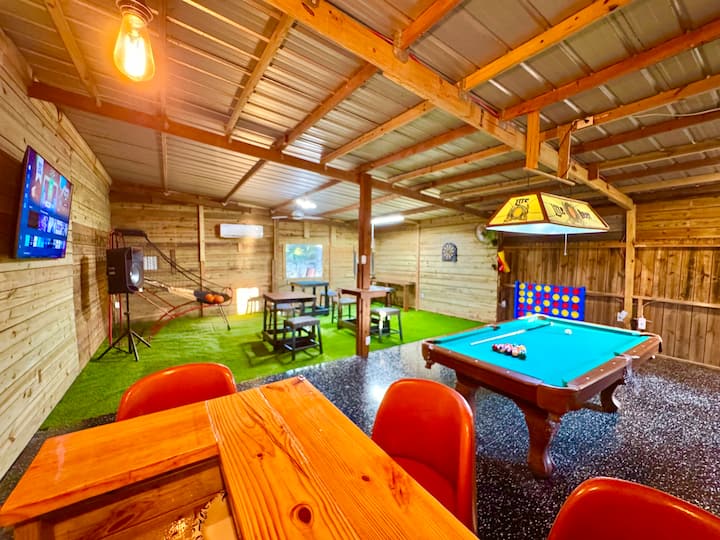 Spacious Modern Rustic Crystal River  Pool Home! - Crystal River, FL