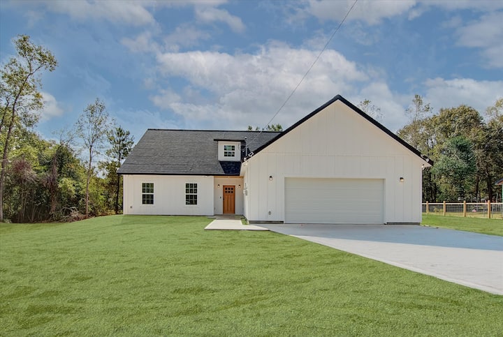 White Cabin By The Creek - Cleveland, TX