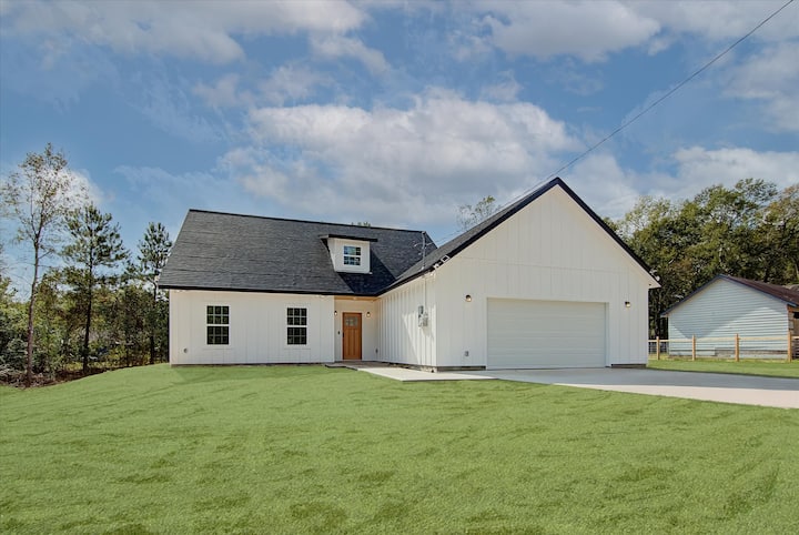 White Cabin By The Creek - Cleveland, TX