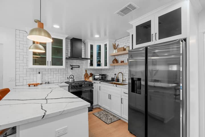 Chic Long Beach Retreat | 3br Designer Stay - Long Beach, CA