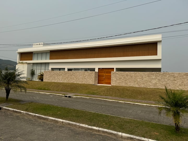 Casa Com 4 Suítes Em Condomínio Fechado - Garopaba