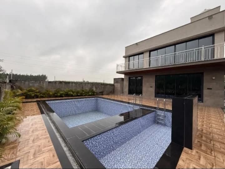 Luxurious Farmhouse For Rent:pool, Garden,theatre. - Bardoli