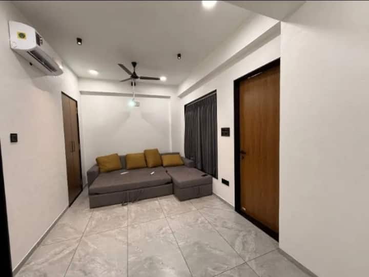 Luxurious Farmhouse For Rent:pool, Garden,theatre. - Bardoli
