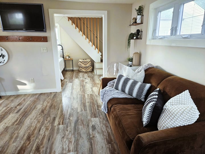 Quiet Appleton 1br | Private Drive | Work-friendly - Appleton, WI