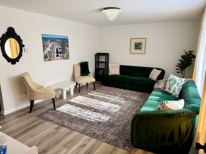 Stylish Renovated 2 Bedroom Apartment King Bed! - Albany, NY