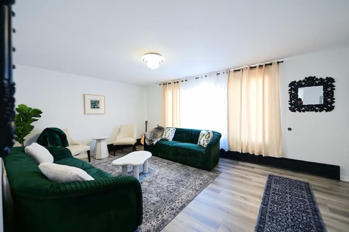 Freshly Renovated 2 Bedroom Apartment By St. Peter - 올버니