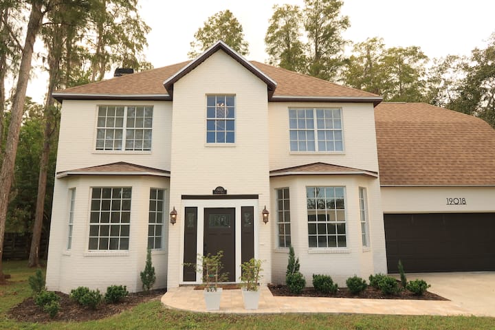 Bright & Elegant Lakefront Home In Lutz! - Land O' Lakes, FL