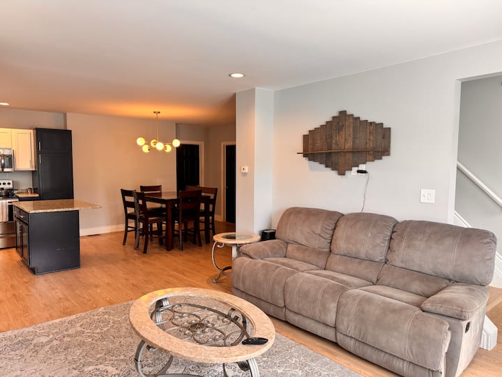 Spacious Home With King Beds, Backyard Patio & Bbq - Windsor