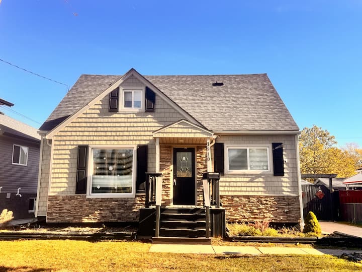 Spacious Home With King Beds, Backyard Patio & Bbq - Windsor
