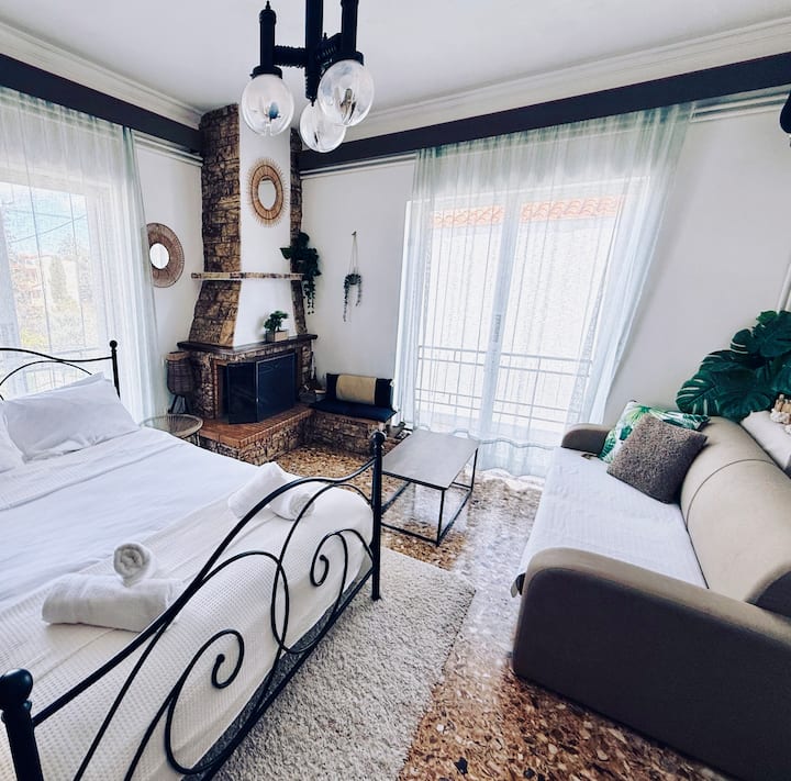 Το διαμέρισμα αποπνέει ζεστασιά, άνετο με τζάκι. - Пеания