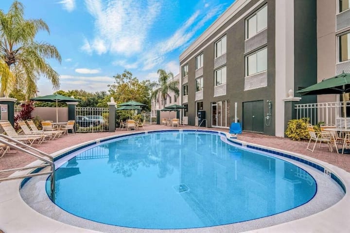 King Bed | La Quinta Naples Downtown | Free Bfast - Naples, FL