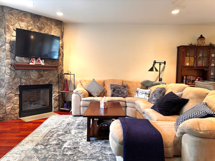 Ski On/off Home Sleeps 12! Cozy Home- Top Location - Hunter, NY