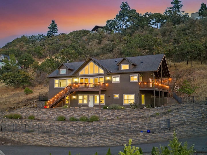On Top Of The World - Spectacular Views - Medford, OR