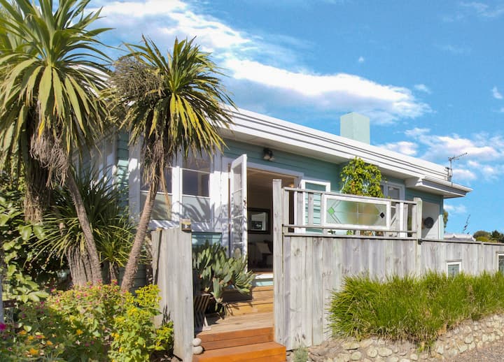 Plum Coastal Cottage - Waikanae