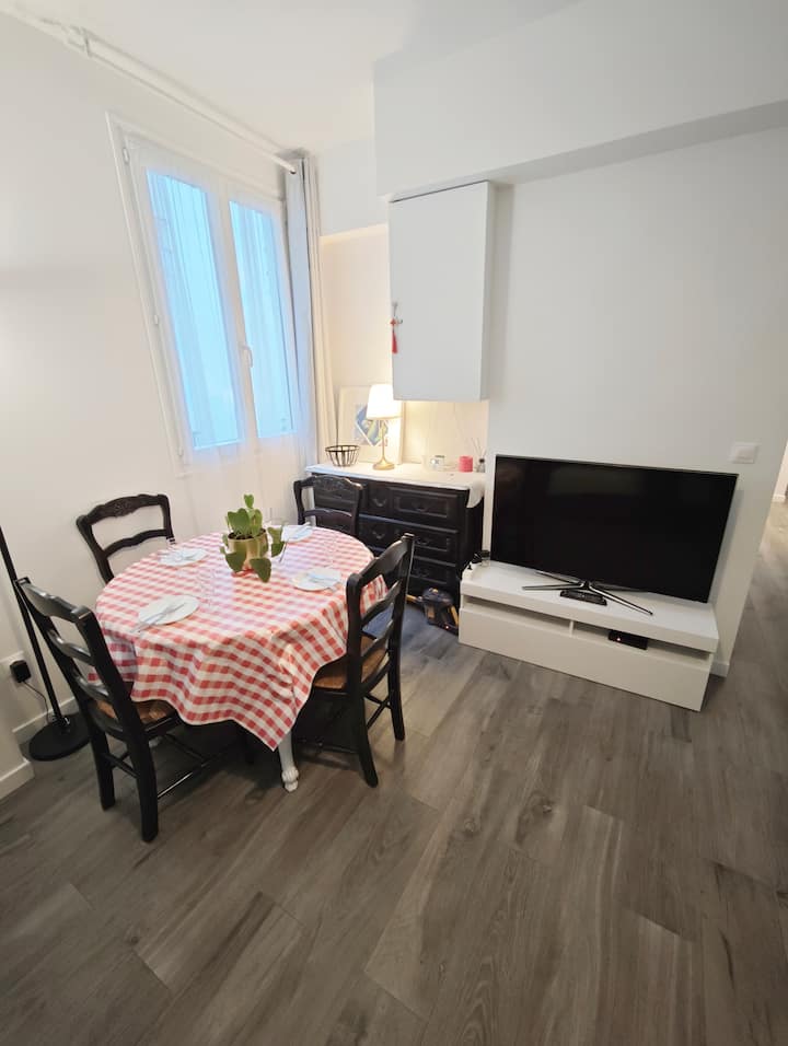 Notre Dame In Latin Quarter Stylish Flat For 6 - Paris