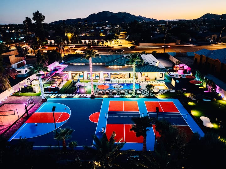 The Rockstar: Free Heated Pool, Slide, Courts, Spa - United States