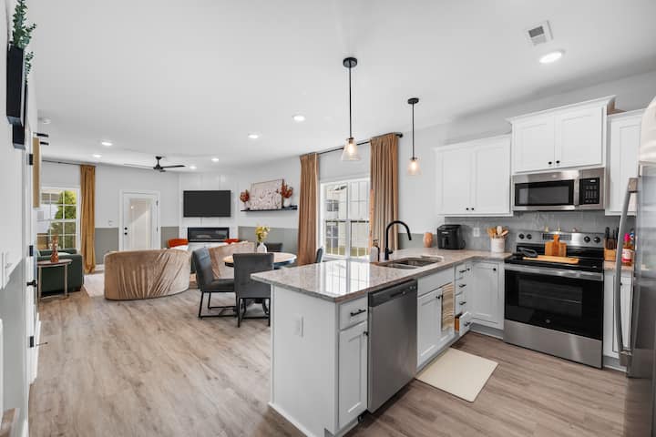 The Retreat At Brook Hollow | Luxury 3br/3ba • Ecu - Greenville, NC