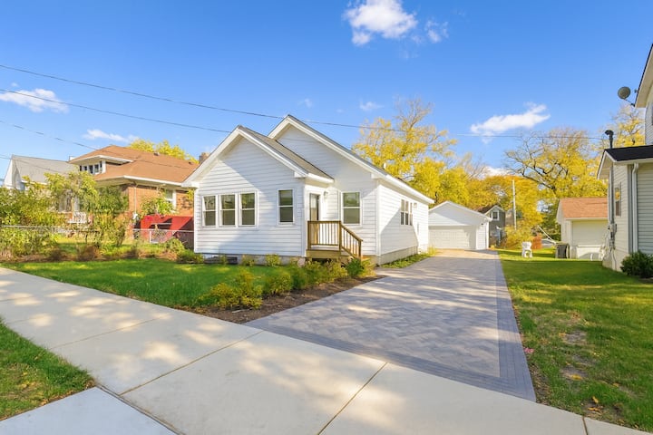 Elgin Escape –Near Train, Parks & Restaurants - Elgin, IL