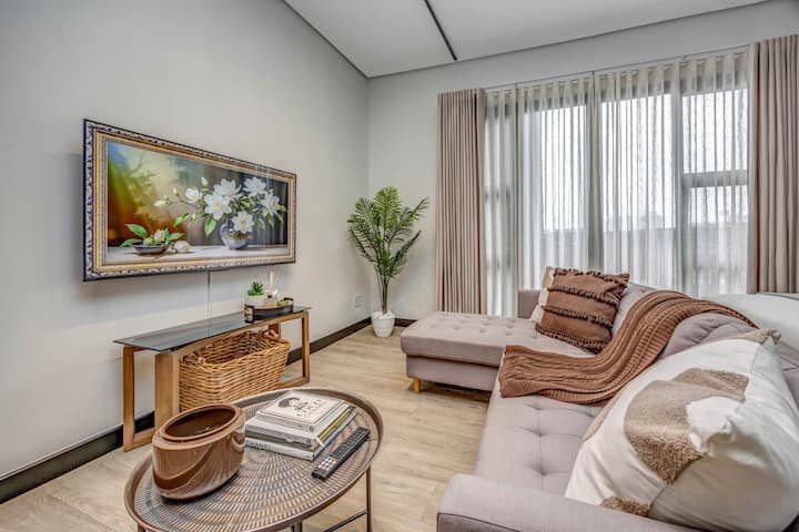 Sandton •1bed •1bath •Walk To Sandton Mall - Sandton
