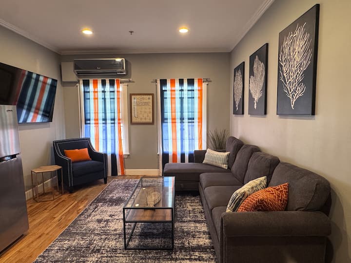 Cosmopolitan Beach Vibe 1-bedroom Near Beach - Long Beach, CA