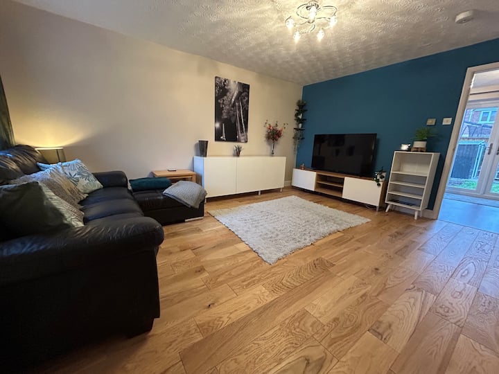 3 Bedroom, Parking, 2 Toilets, Wi-fi, Modern - Crewe