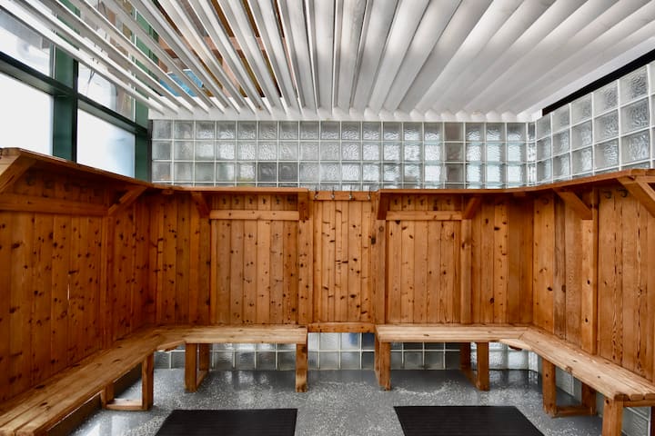 Jacuzzi Suite Building To The Ski Hill - Horseshoe Valley, ON