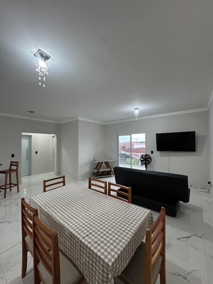 Apartamento Grande E Bem Localizado Em Peruibe - Peruíbe