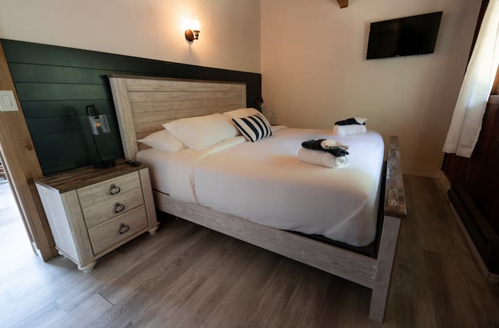 Beachfront Boutique, King Suite - Copalis Beach, WA