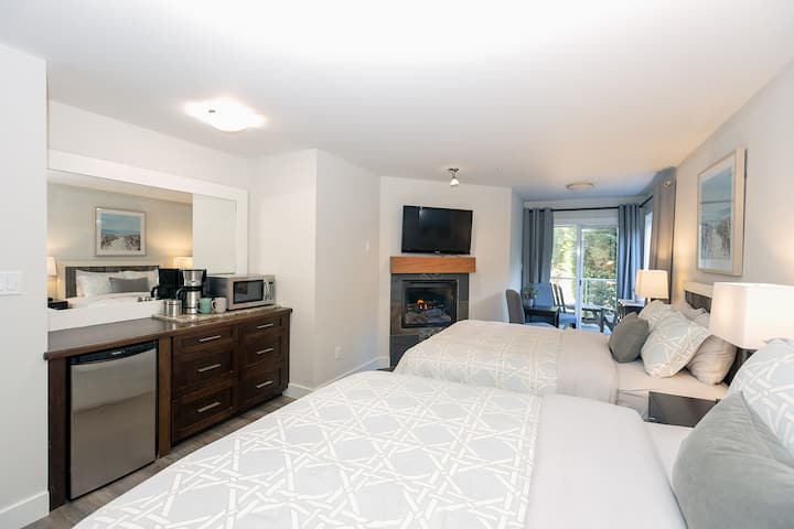 Oceanfront Resort Corner Double Queen Beds Suite - Parksville