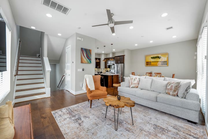 3b/3.5 Townhome| Sleeps 8 | Central Location /Pets - Houston, TX
