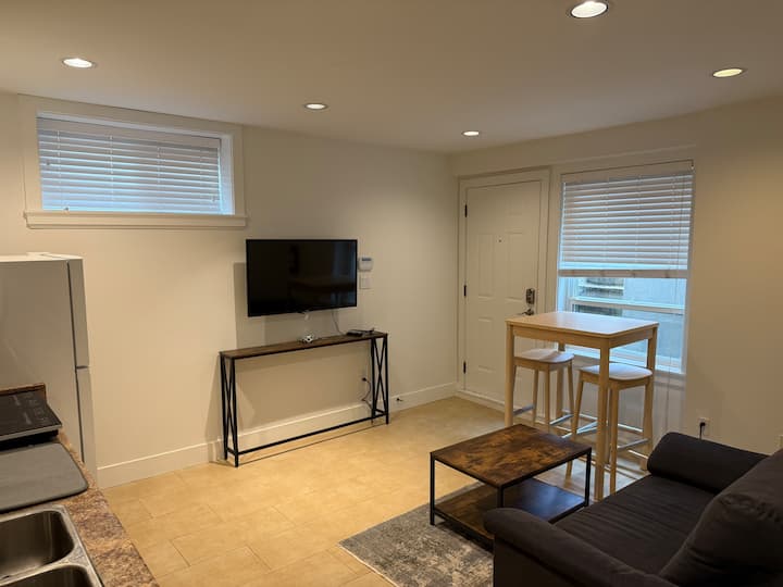 Entire Guest Suit One Bedroom One Bathroom - 6400