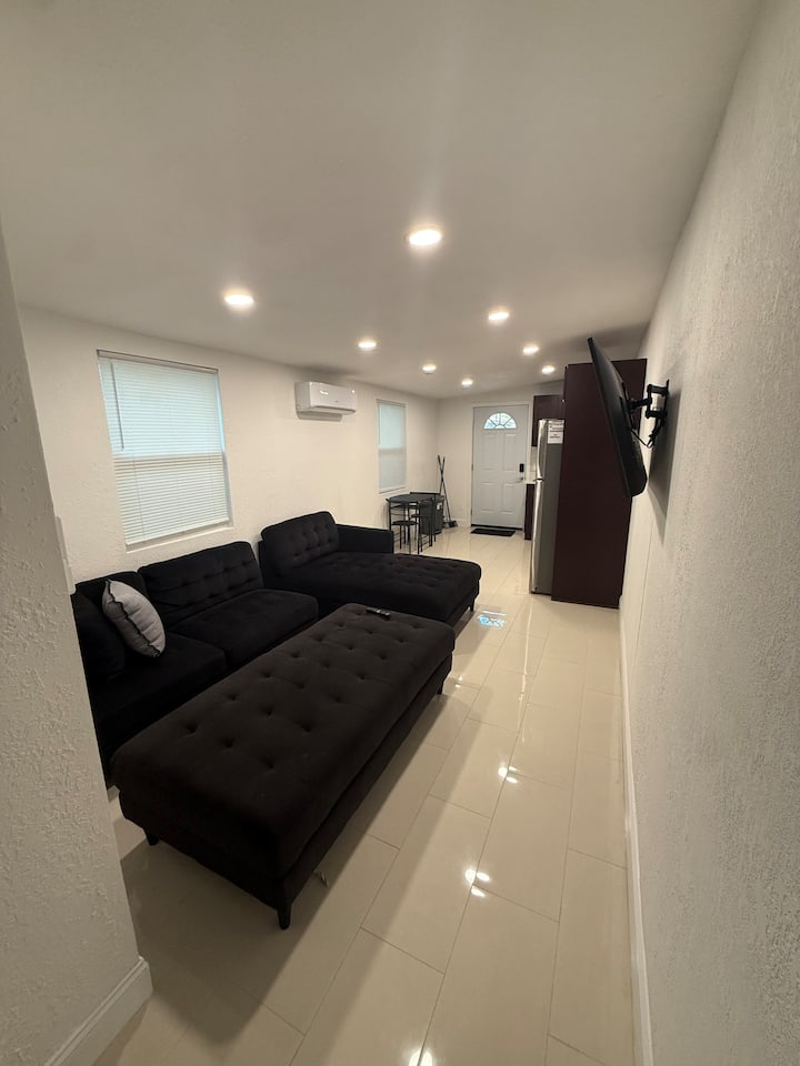Cozy Private Studio Near Ybor - Tampa, FL