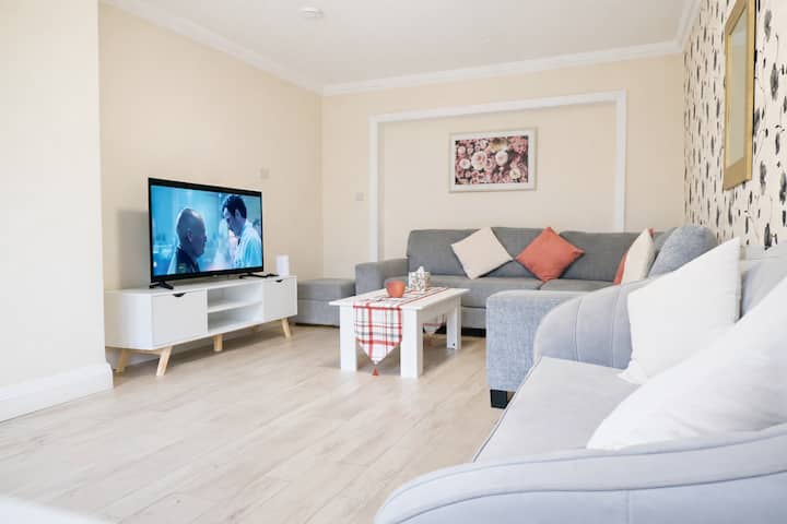 Contractor Friendly 5-bed House • Heathrow/windsor - Slough