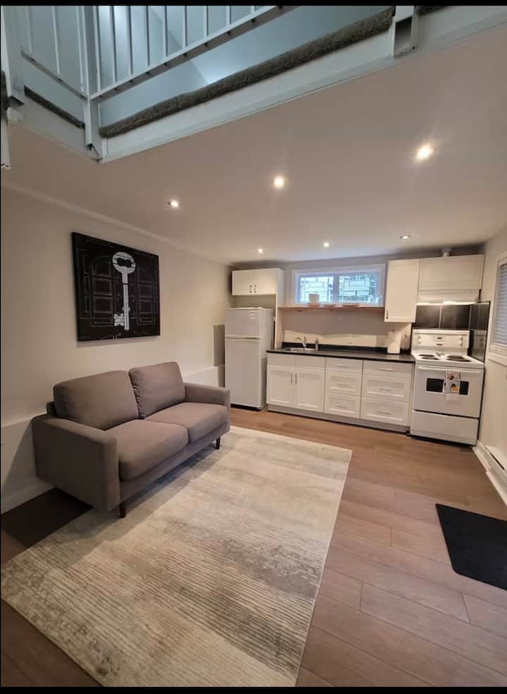 Cozy One Bedroom Loft With Private Fenced In Yard. - Lake Cowichan