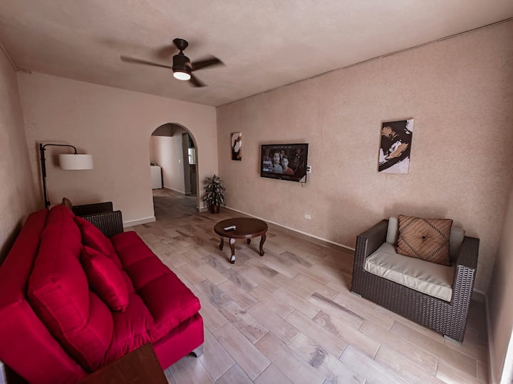 Casa Lupita | Cochera + Usa A 5 Minutos - Brownsville, TX