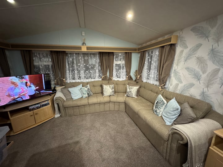 Coastal Retreat With Monkey-themed Kids Rooms - Isle of Wight