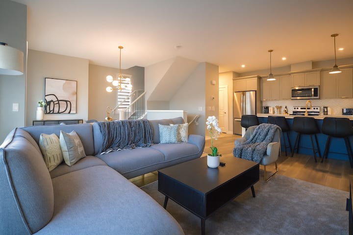 Bright 3br Seton Retreat | Family & Work-friendly - Calgary
