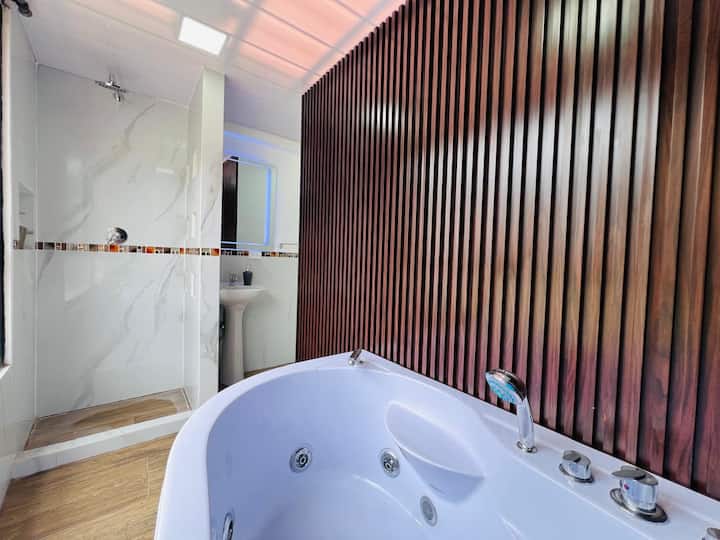 Luxury Jackie With Jacuzzi - Banos