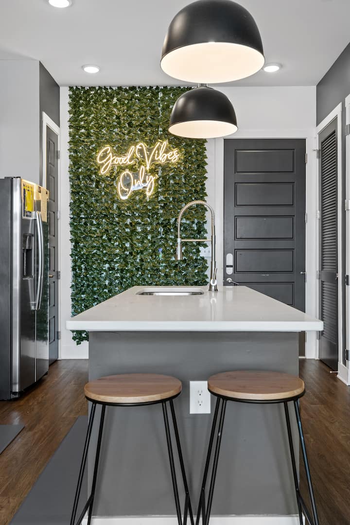 Walk To Broadway Condo With Pool - Nashville, TN