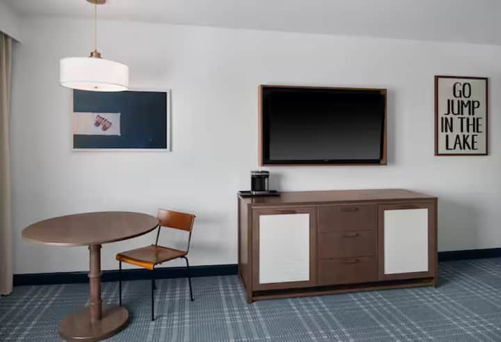 Sunset Views And Sophisticated Comfort Await - Canandaigua, NY